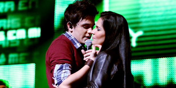 FCLuanDeusgrego-SP: Luan Santana beija backing vocal em Belo Horizonte