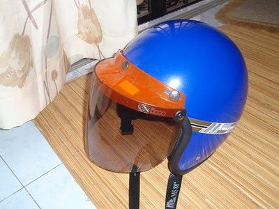 Farah Noorlin: helmet biru