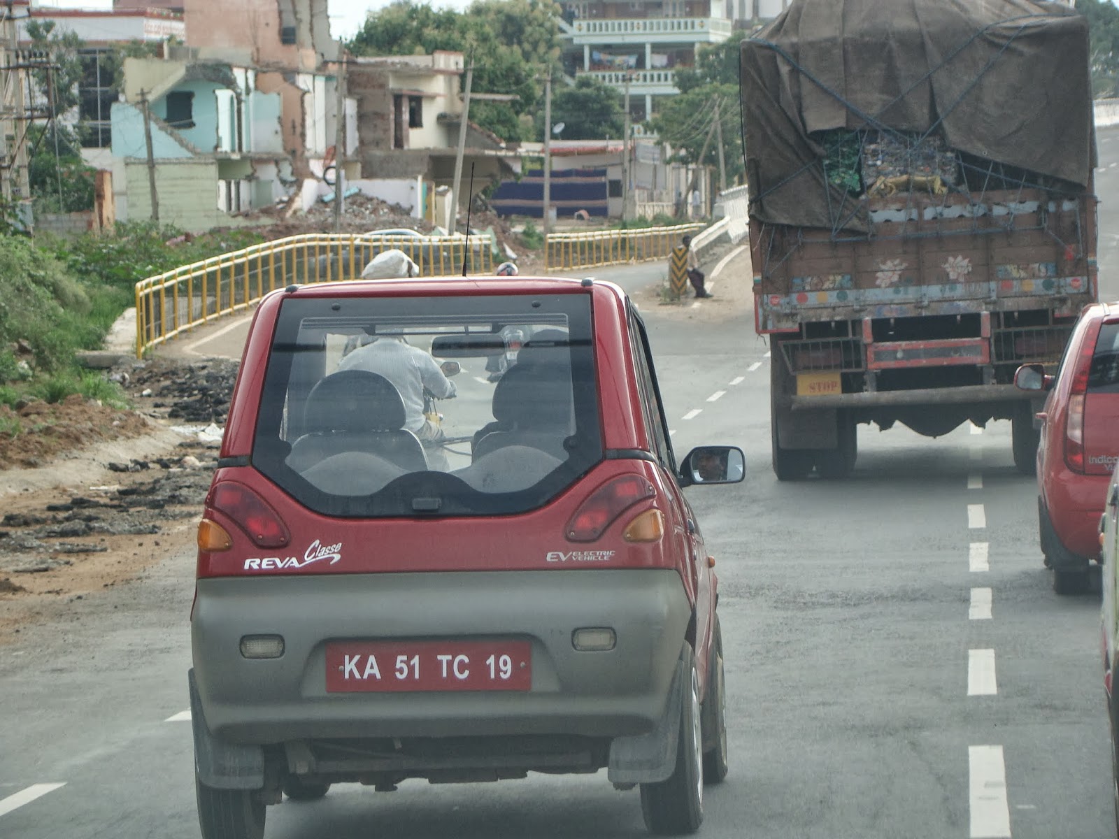 Mahindra Reva E2O electric car drive review - eNidhi India Travel Blog