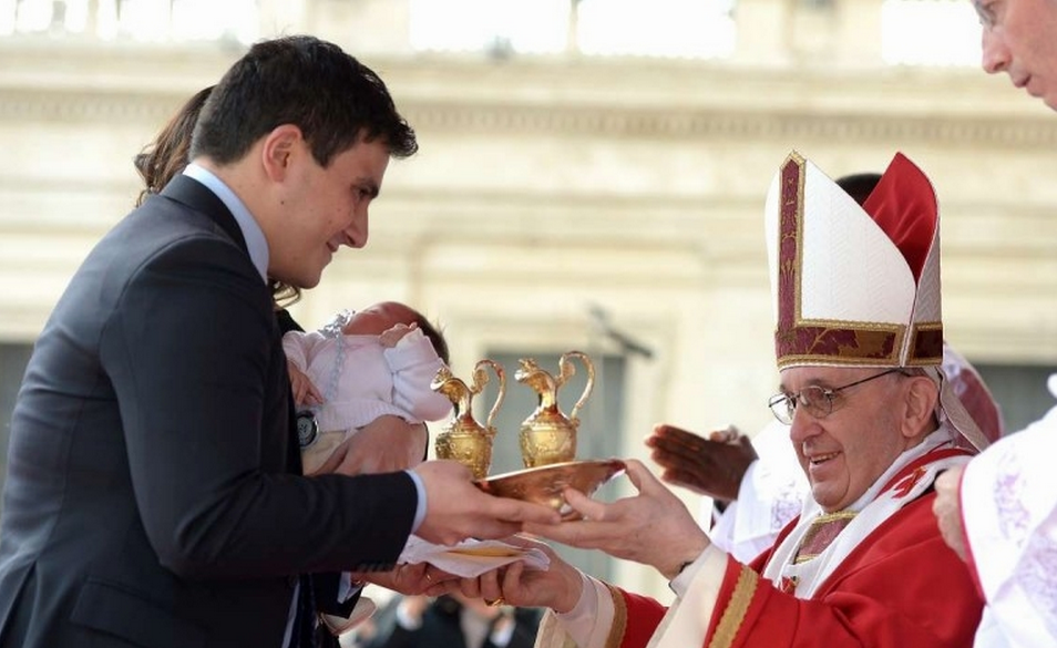 Liturgia Papal: Elenco de mitras del Papa Francisco