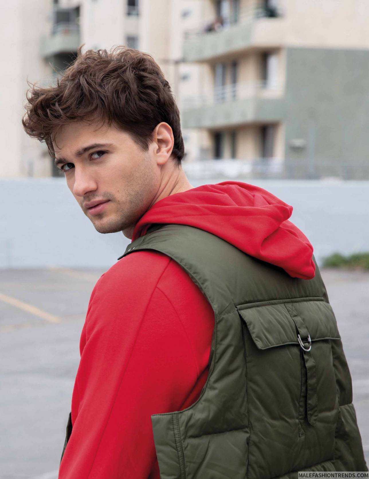 Alex Fitzalan para DA MAN Magazine en fotos de Mitchell Nguyen McCormack