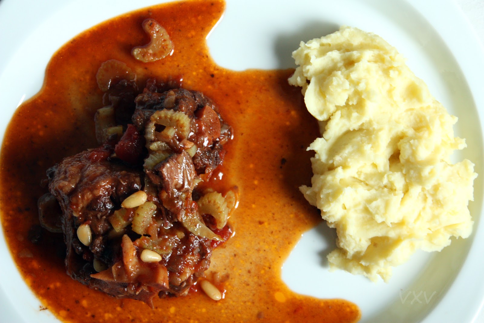 Viktoro užrašai: Romietiškas jaučio uodegų troškinys lėtpuodyje