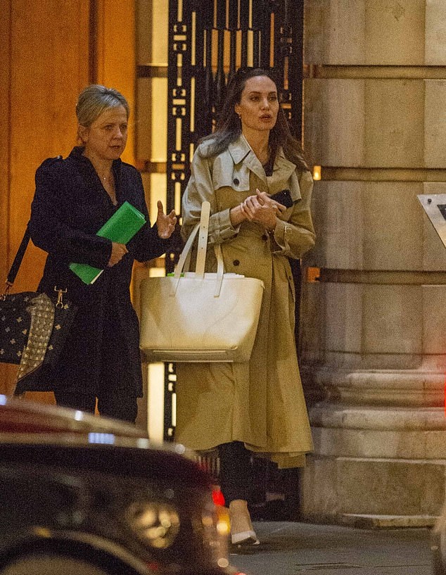 Angelina Jolie participa de jantar em restaurante grego em Londres