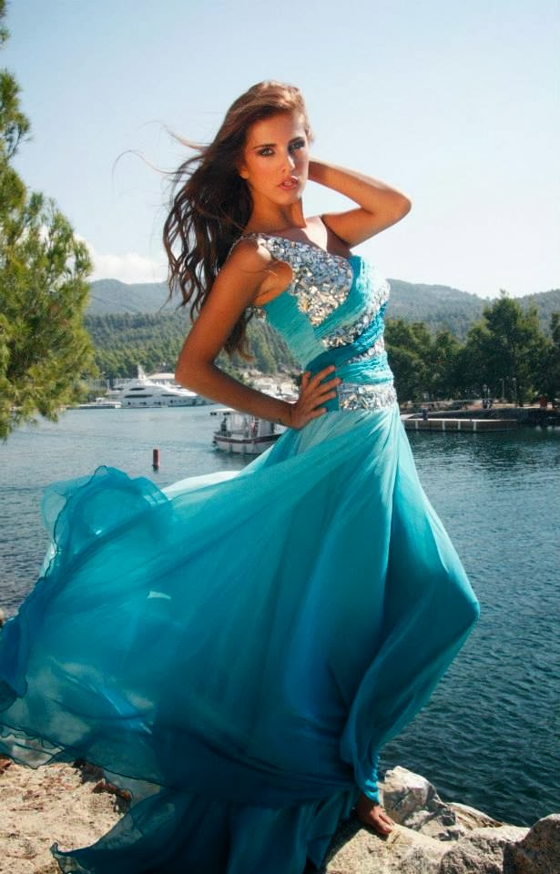 The Perfect Miss: Arnela Zekovic renuncia al título de Miss Universo Serbia 2013.