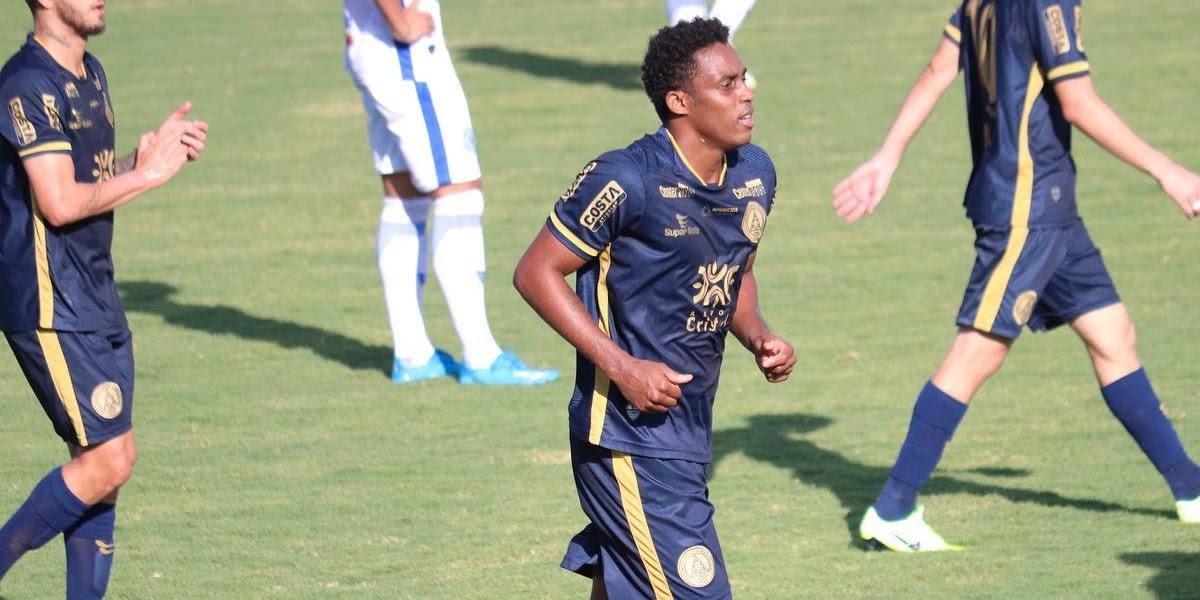 Alex Henrique comemora classificação da Aparecidense para a semi do ...