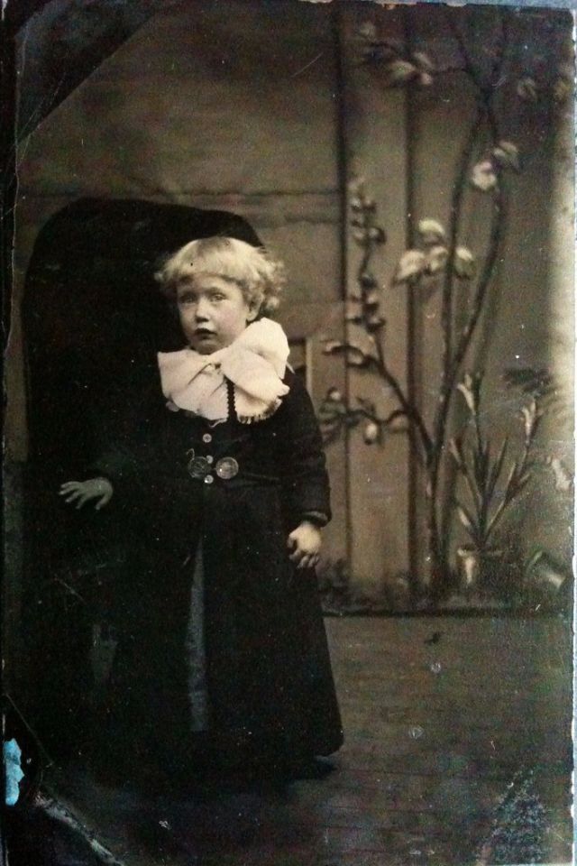 The Spooky Victorian: Portrait Pictures of Eerie Children From the 19th ...