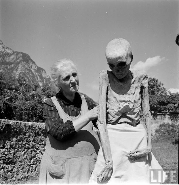 Candid Photographs Captured People Living a Normal Life With Mummies in ...
