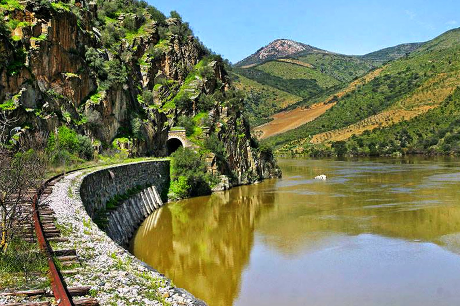 Caminhos de Ferro Vale da Fumaça: Douro - Do Pocinho a Almendra