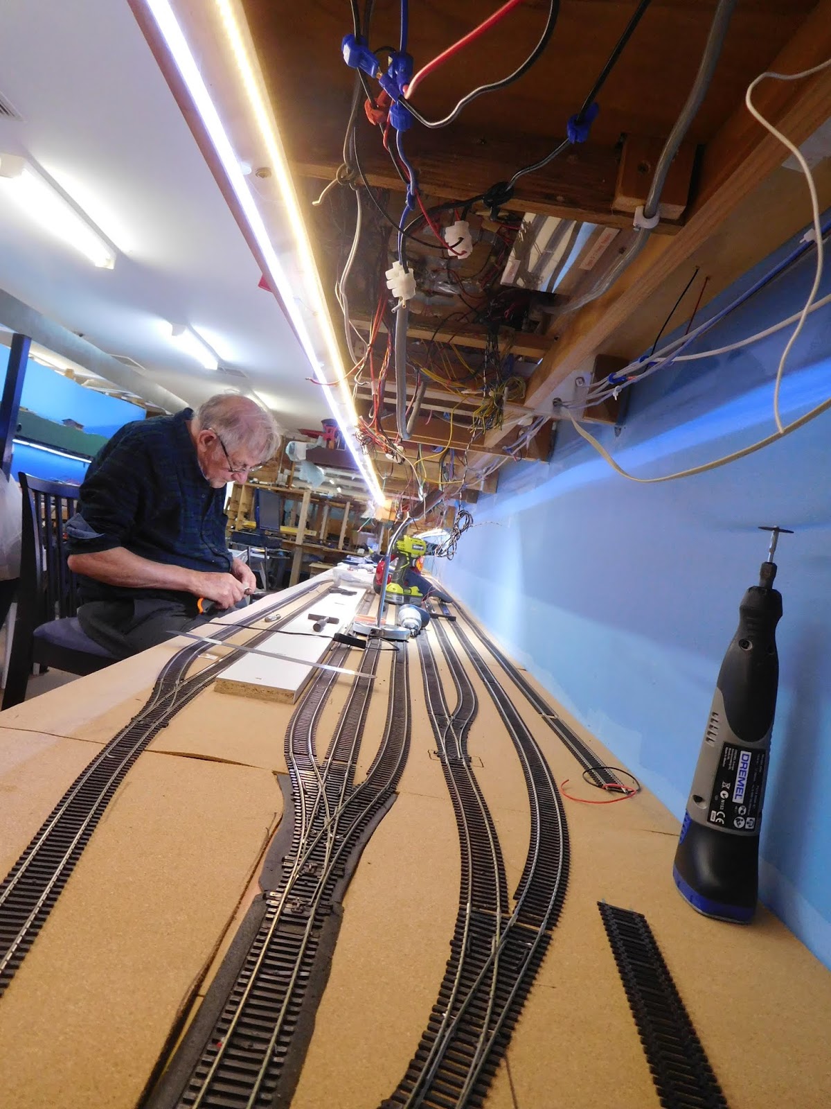 Comtrain goes H0! H0! H0!: 2020_05_28 Al Day Thursday more track?