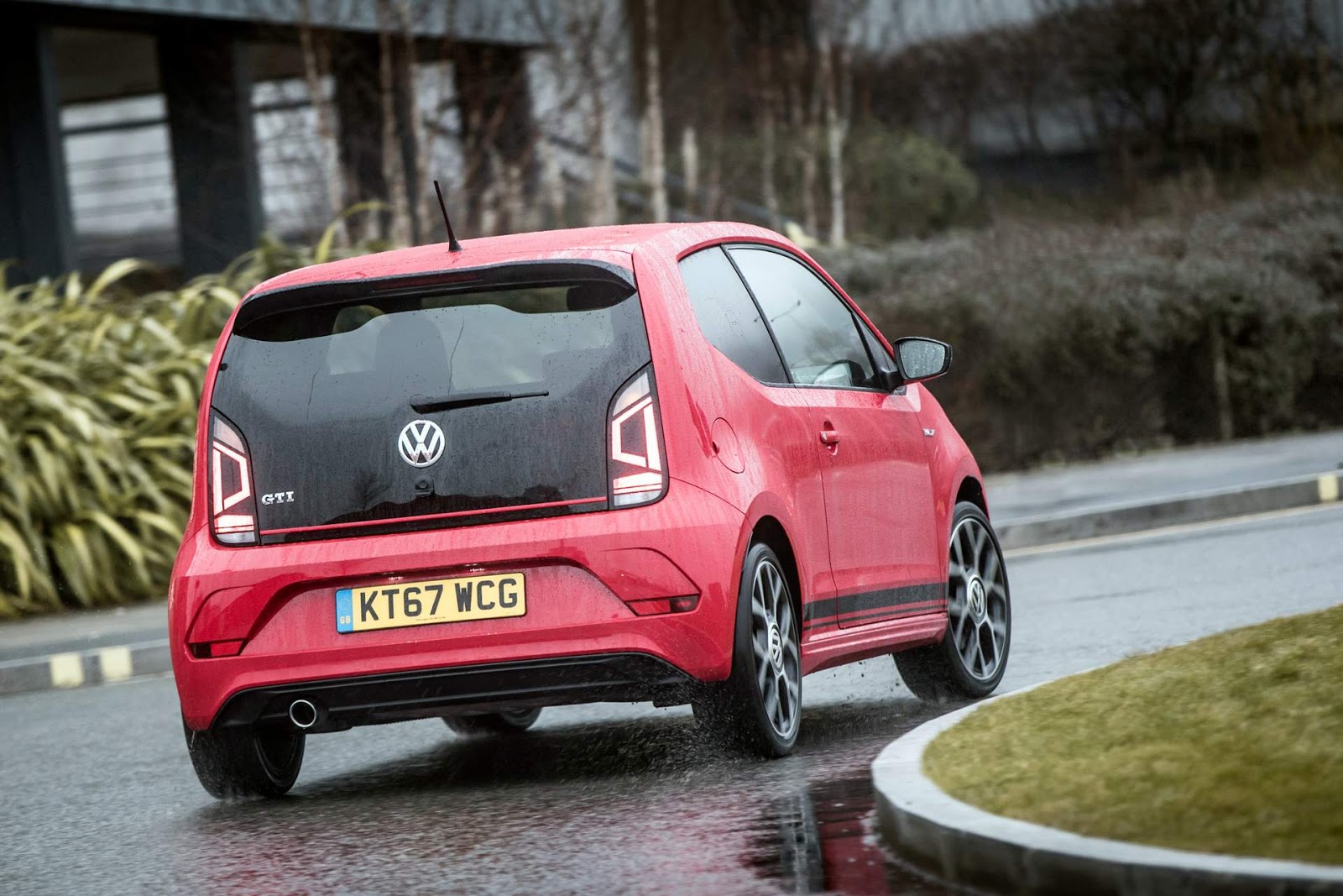 Volkswagen Up! GTI chega à Inglaterra por R$ 62,5 mil