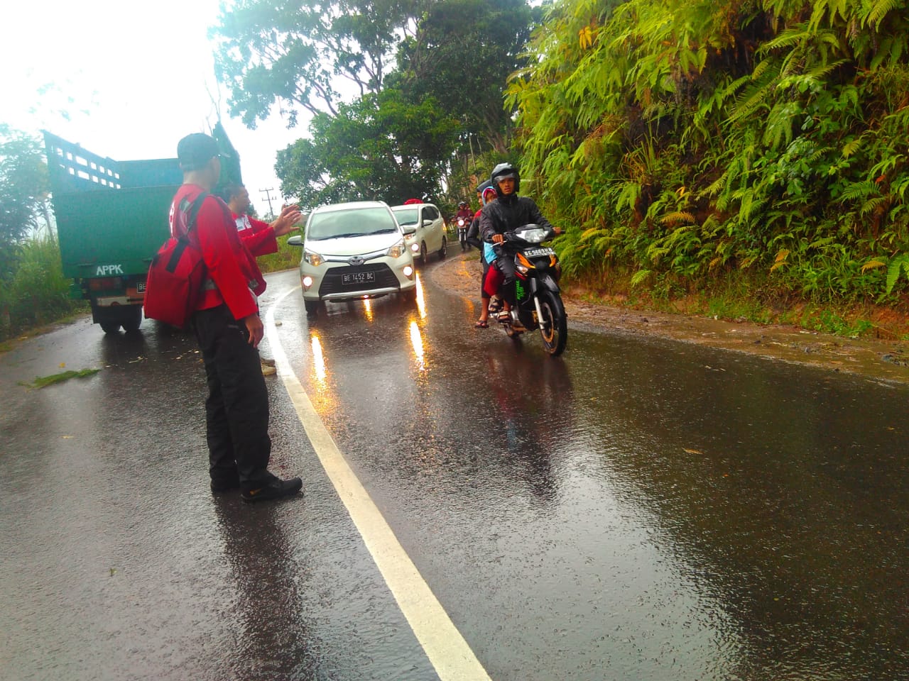 PMI Lampung Barat bantu warga Gunung Labuhan Way Kanan yang mengalami ...