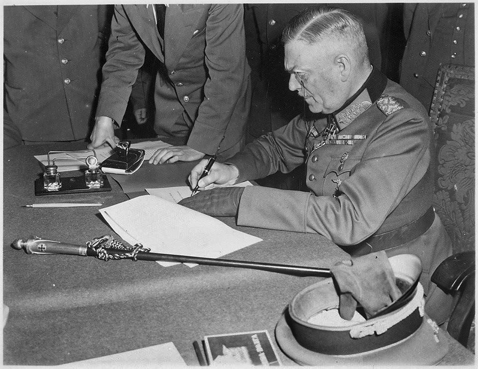 pastincolor: Ο στρατάρχης Wilhelm Keitel υπογράφει τους τελικούς όρους ...