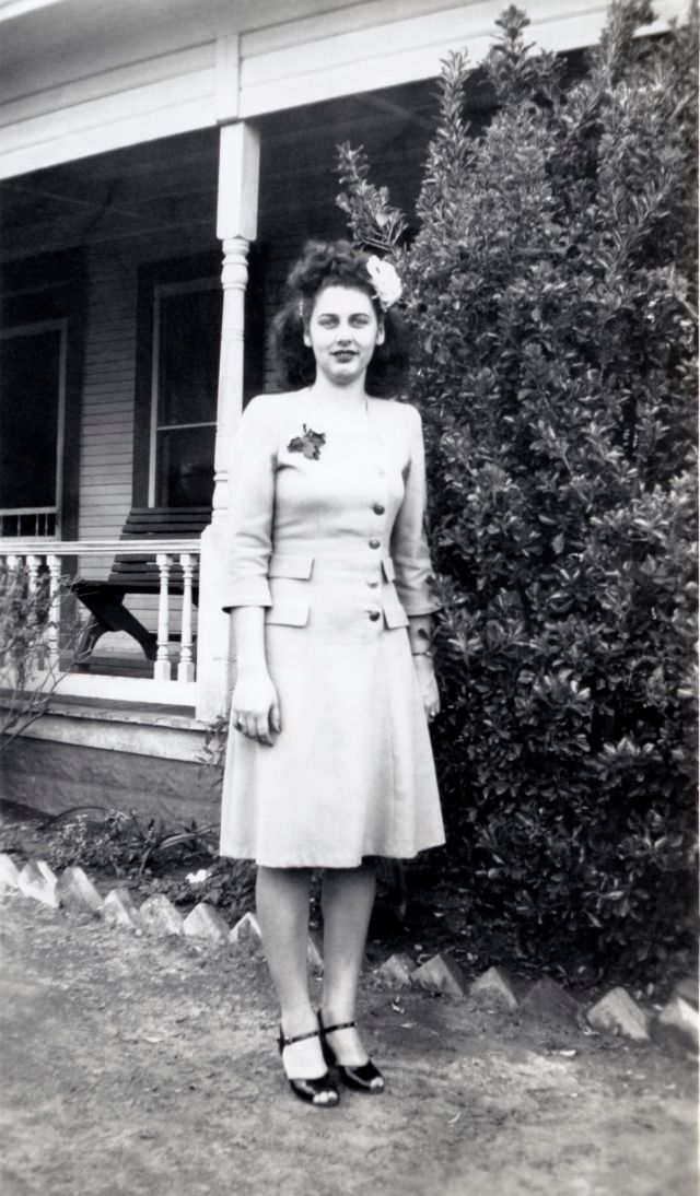 Wartime Fashion: 40 Found Photos Show What Women Wore in the Early ...