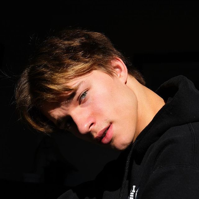 Alex Sampson (Singer) Wiki, Bio, Age, Height, Weight, Girlfriend, Net ...