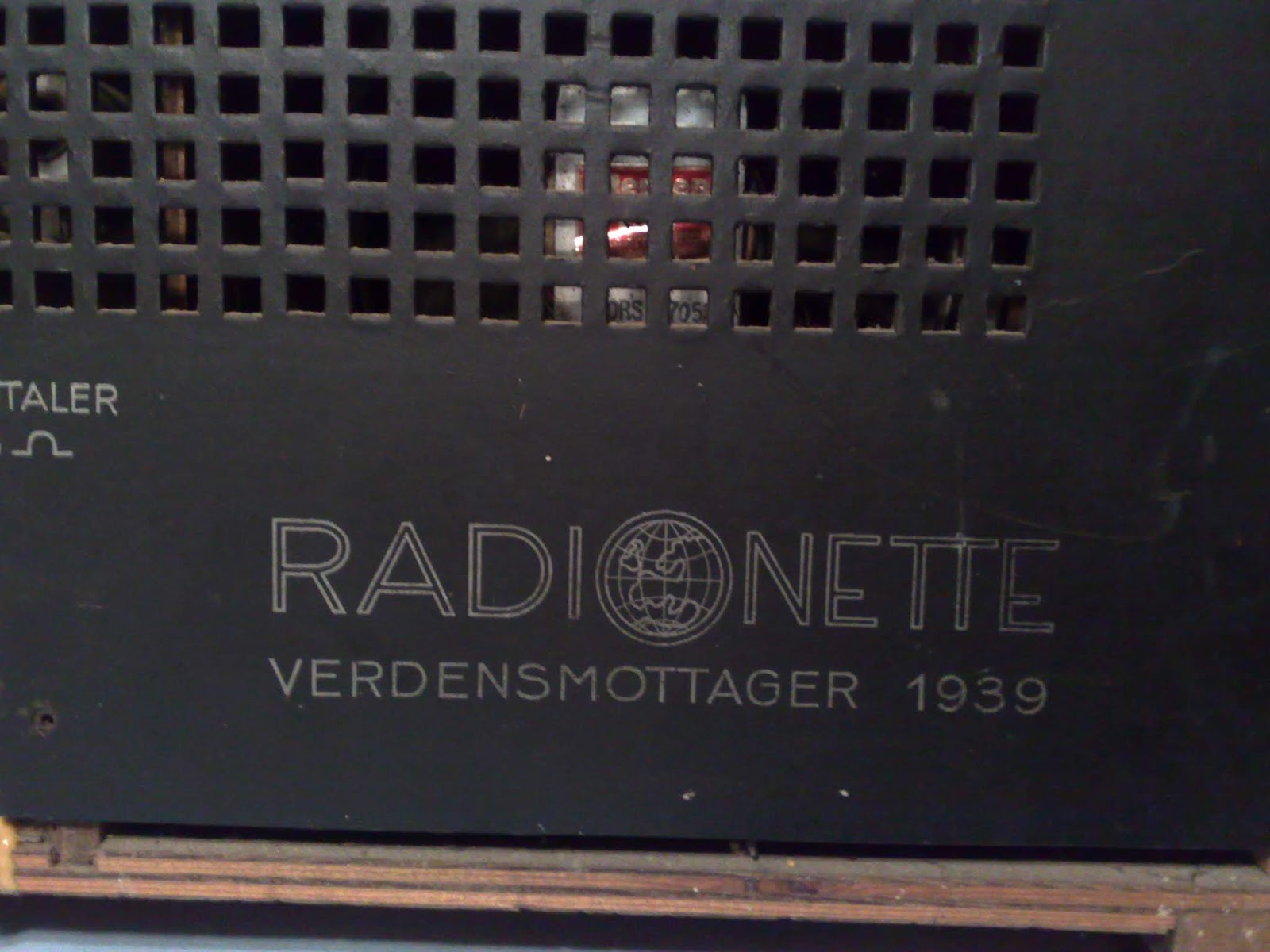TOM's TECH TOYS: RADIONETTE OLD RADIOS