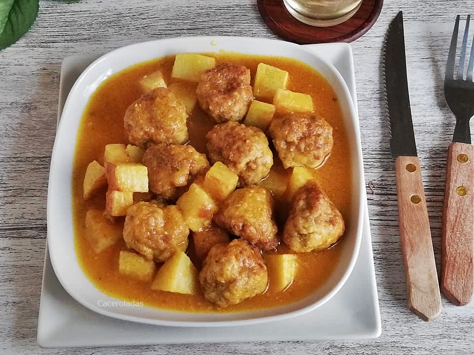 Albóndigas de pollo con patatas a la Importancia | Caceroladas