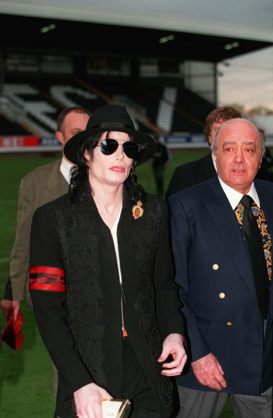 [FOTOS] Michael Jackson no campo de futebol com Mohamed Al-Fayed - 01 ...