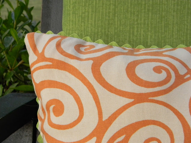 ...friends, family & east tennessee: Pillow with Ric Rac