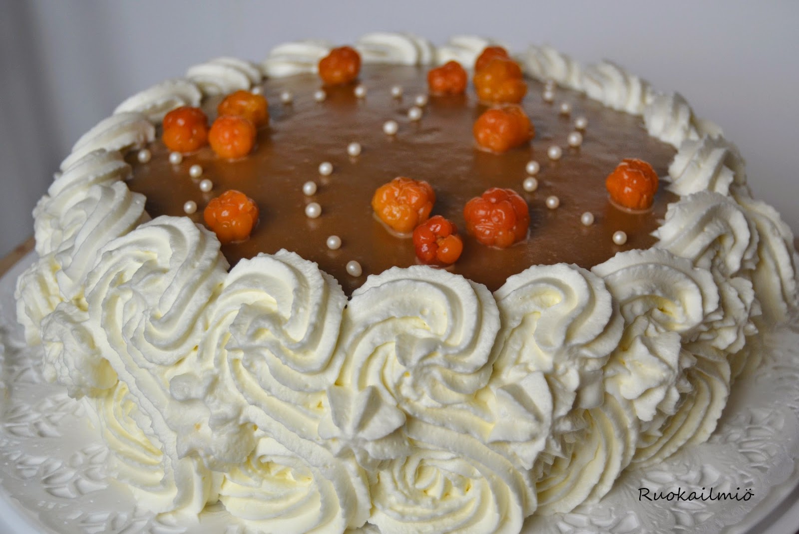 Ruokailmiö: Äitienpäivän lakka-kinuskikakku