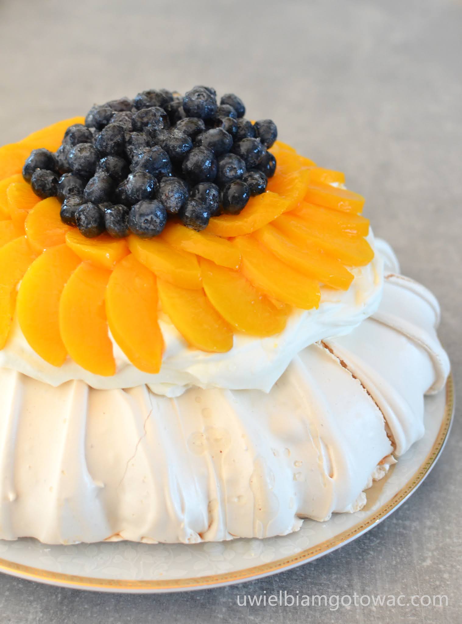 Uwielbiam gotować: Beza z bitą śmietaną, borówkami i brzoskwiniami