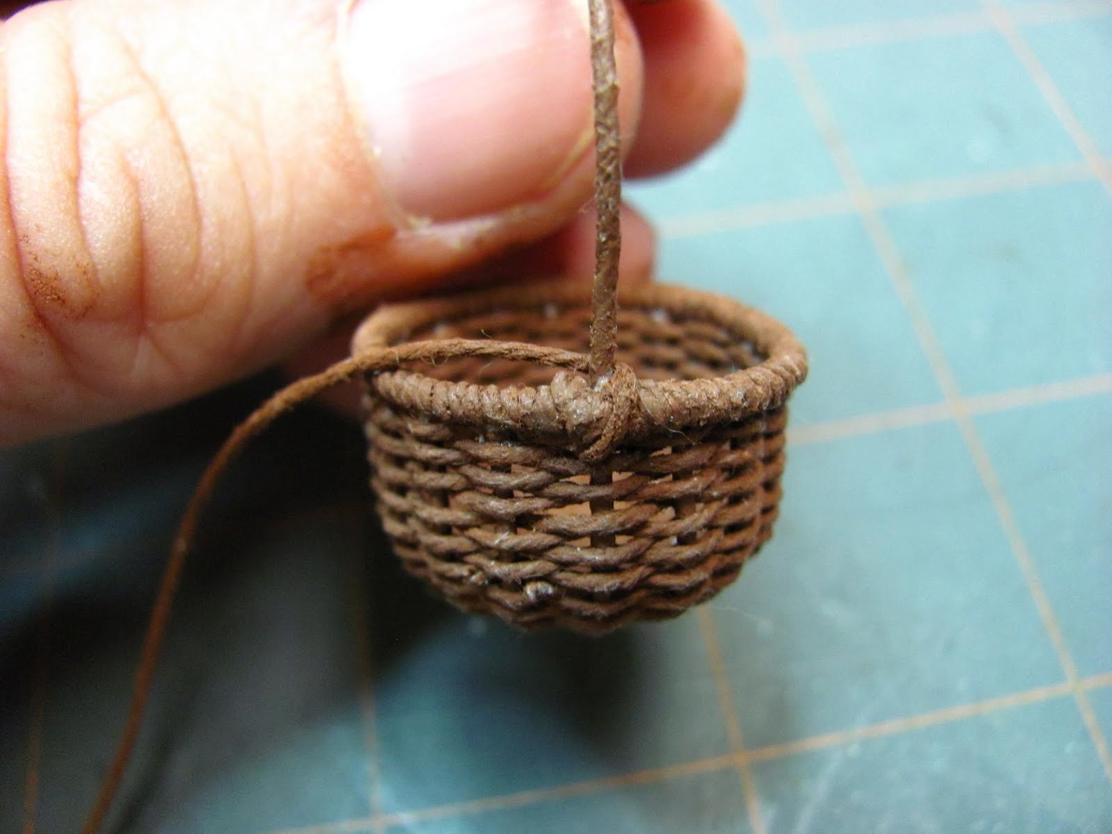 Dollhouse Miniature Furniture - Tutorials | 1 inch minis: Weaving a ...