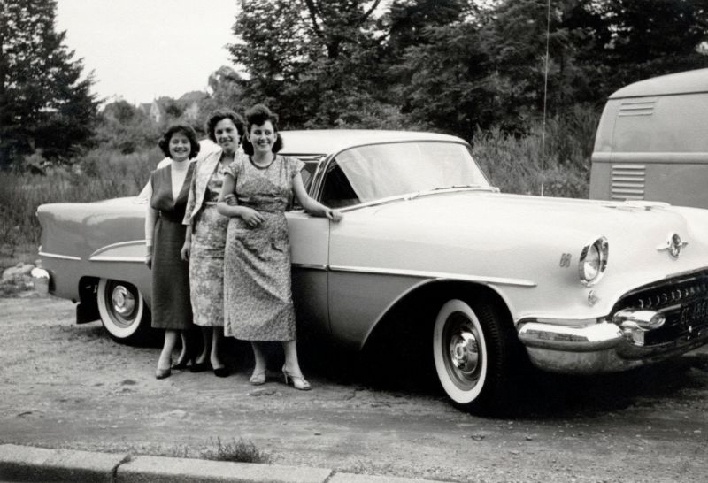 30 Cool Photos Capture People Posing With Their Oldsmobiles From ...