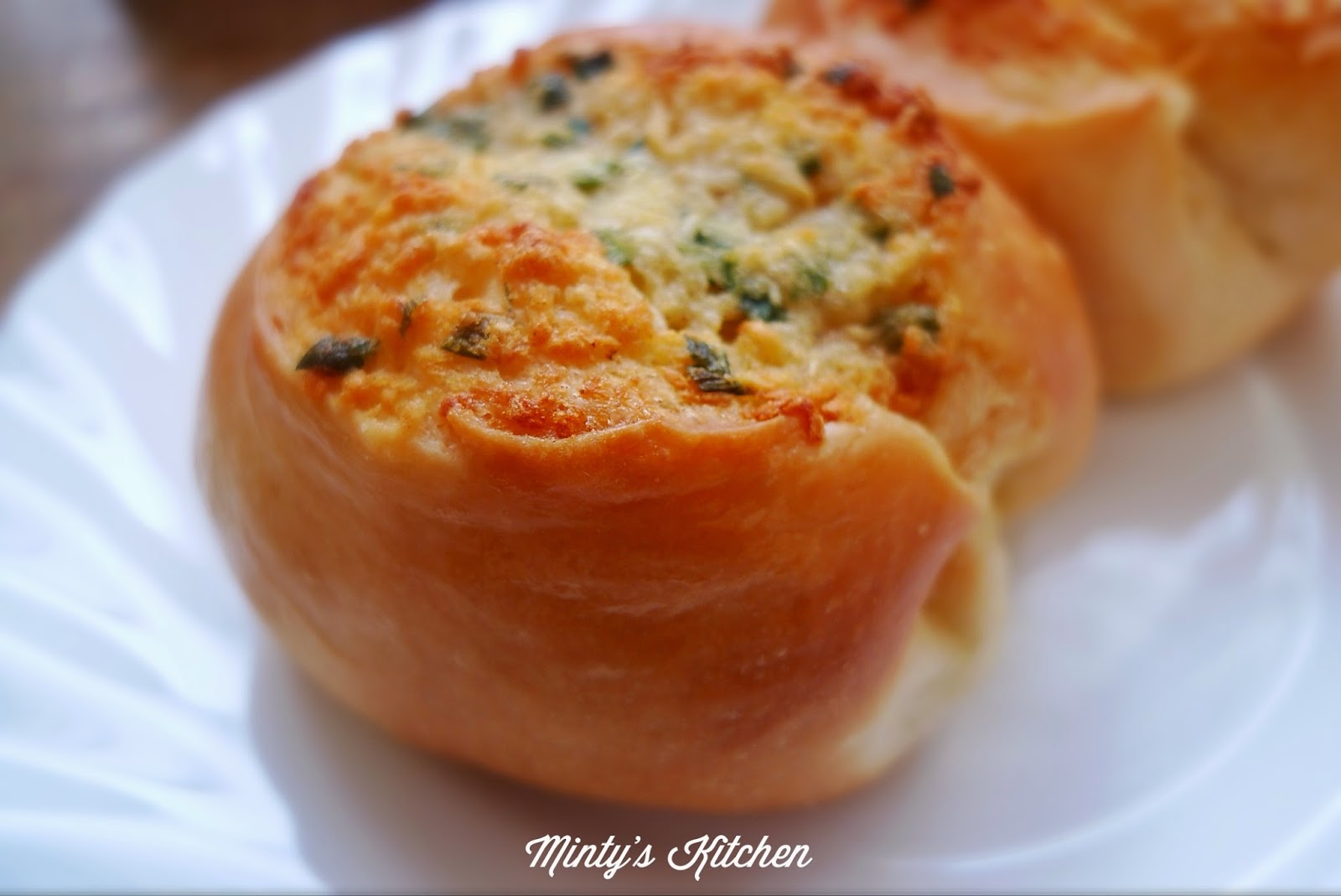 Minty's Kitchen: Garlic Butter Buns