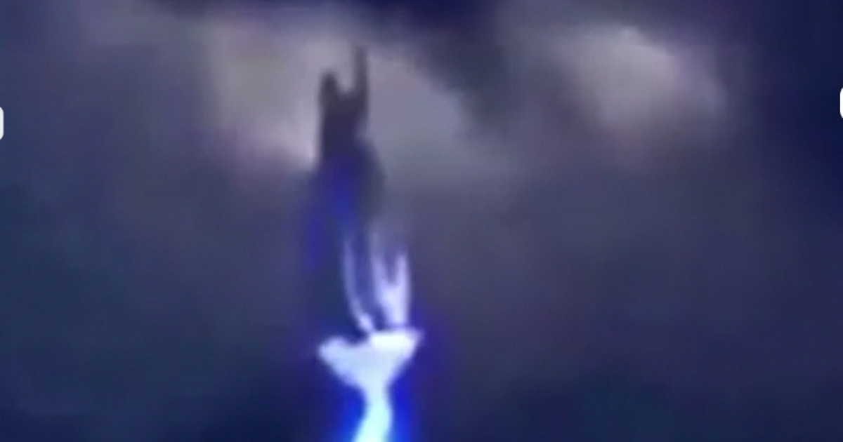 Staggering UFO Breaking Through The Atmosphere Leaving A Blazing Trail ...