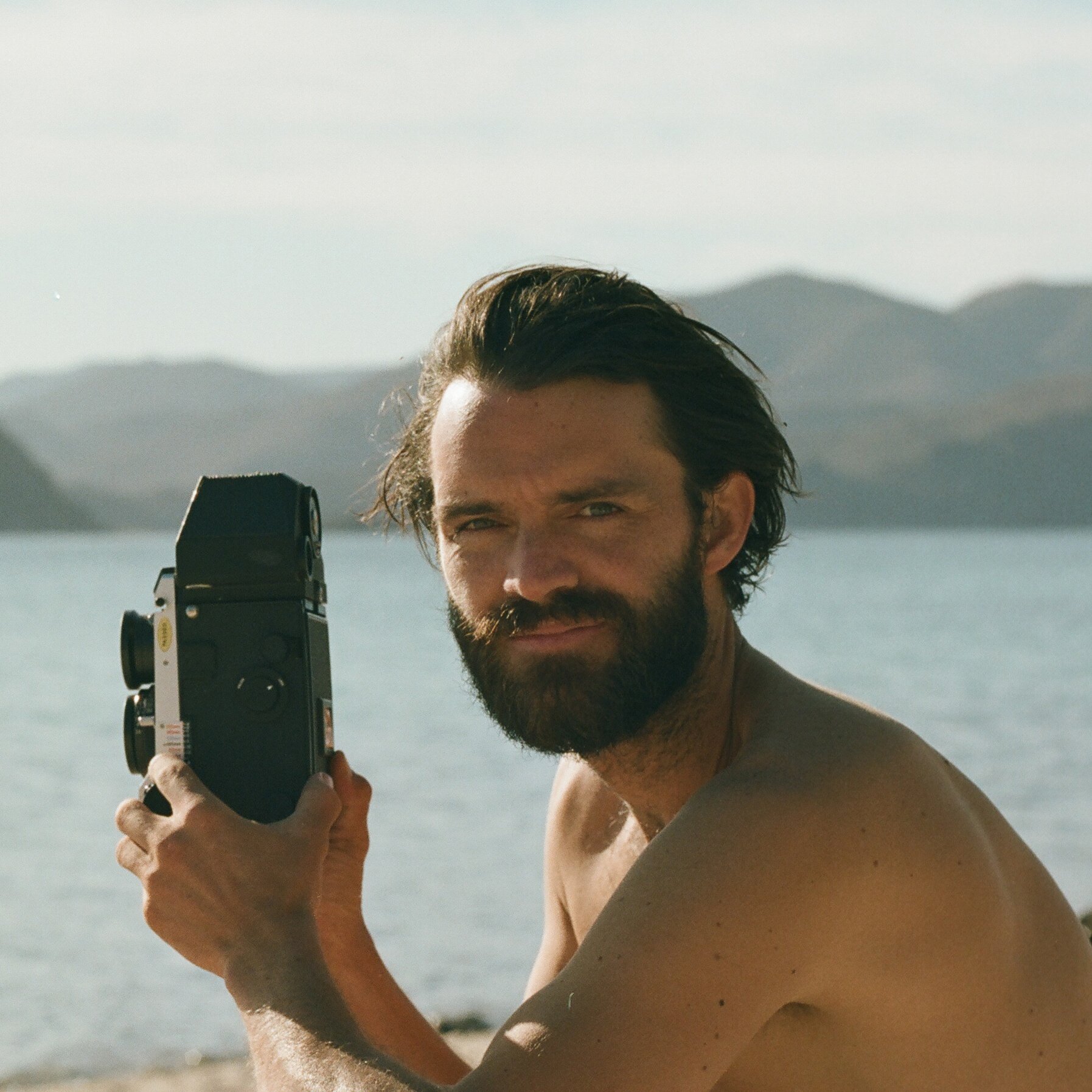 "Til Flowers Bloom", o single de estreia de J Flint, que é um bálsamo ...