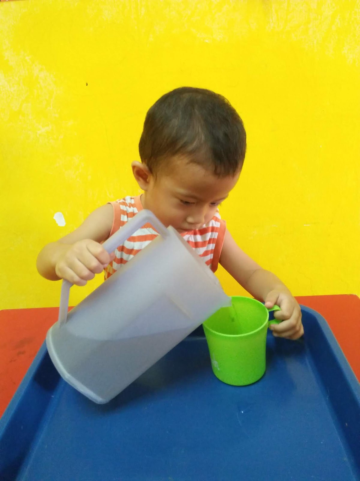 Taska Ummi Ida: Aktiviti 3 Tahun : Aktiviti Menuang Air Ke Dalam Cawan