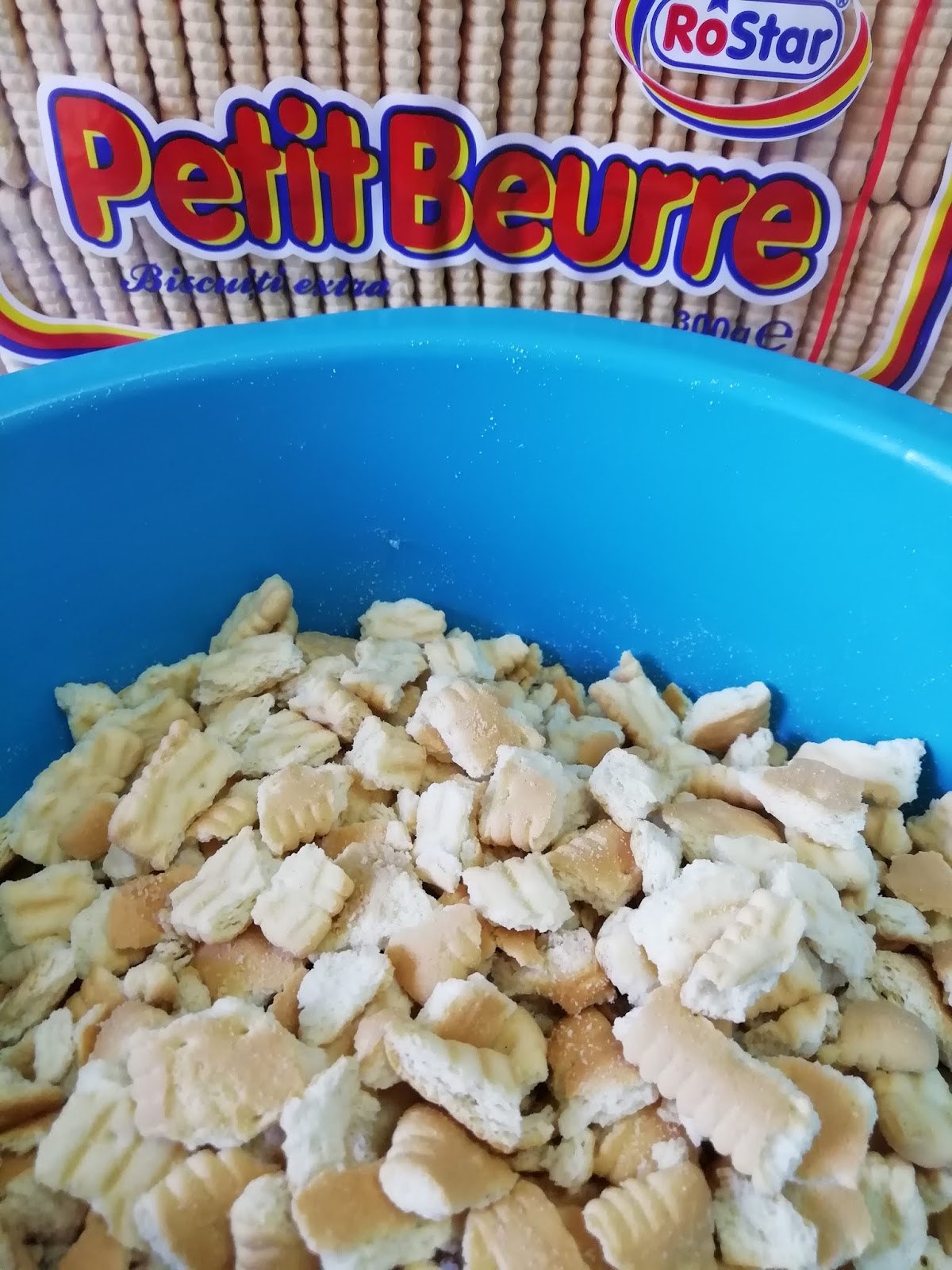 Hellena ...din bucataria mea...: Deliciu cu biscuiti RoStar, ciocolata ...