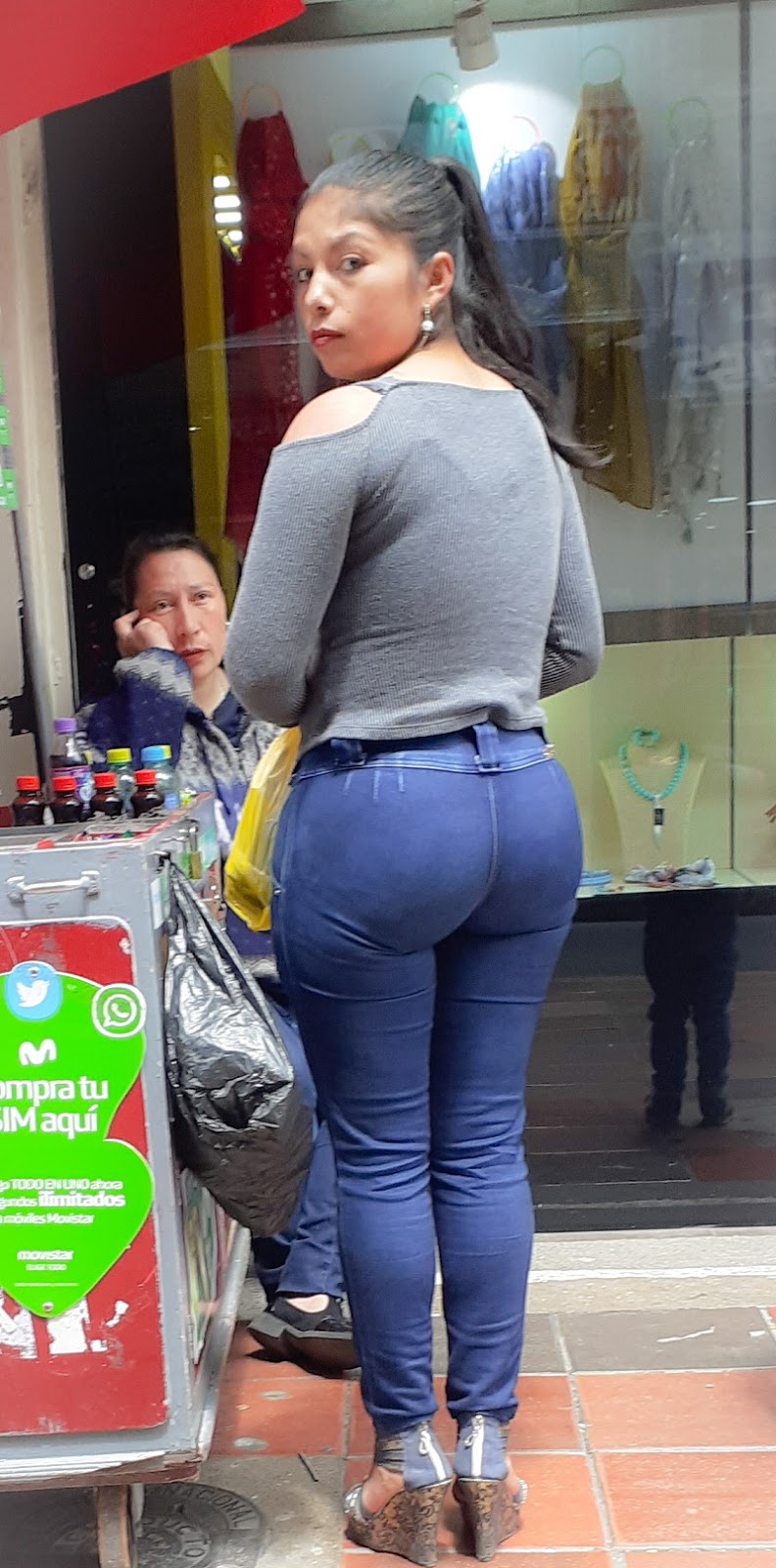 Joven mama nalgona en la calle pantalon sin bolsas | Mujeres bellas en ...