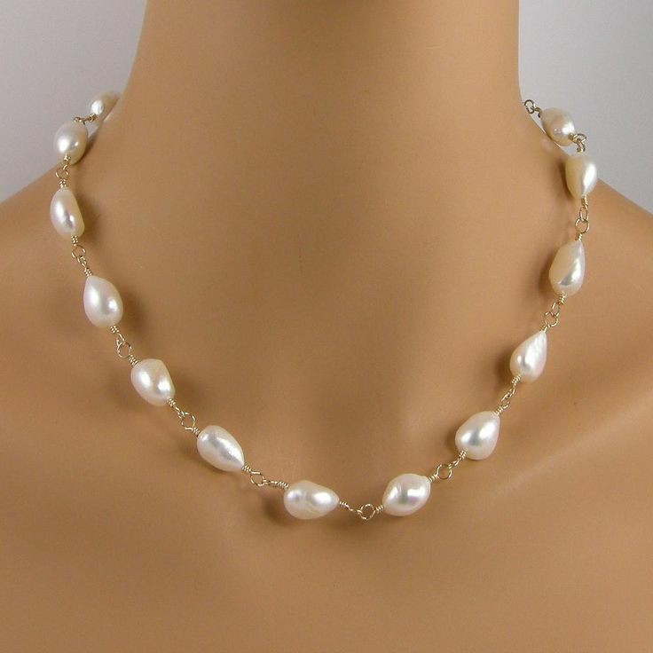Simple pearl necklace