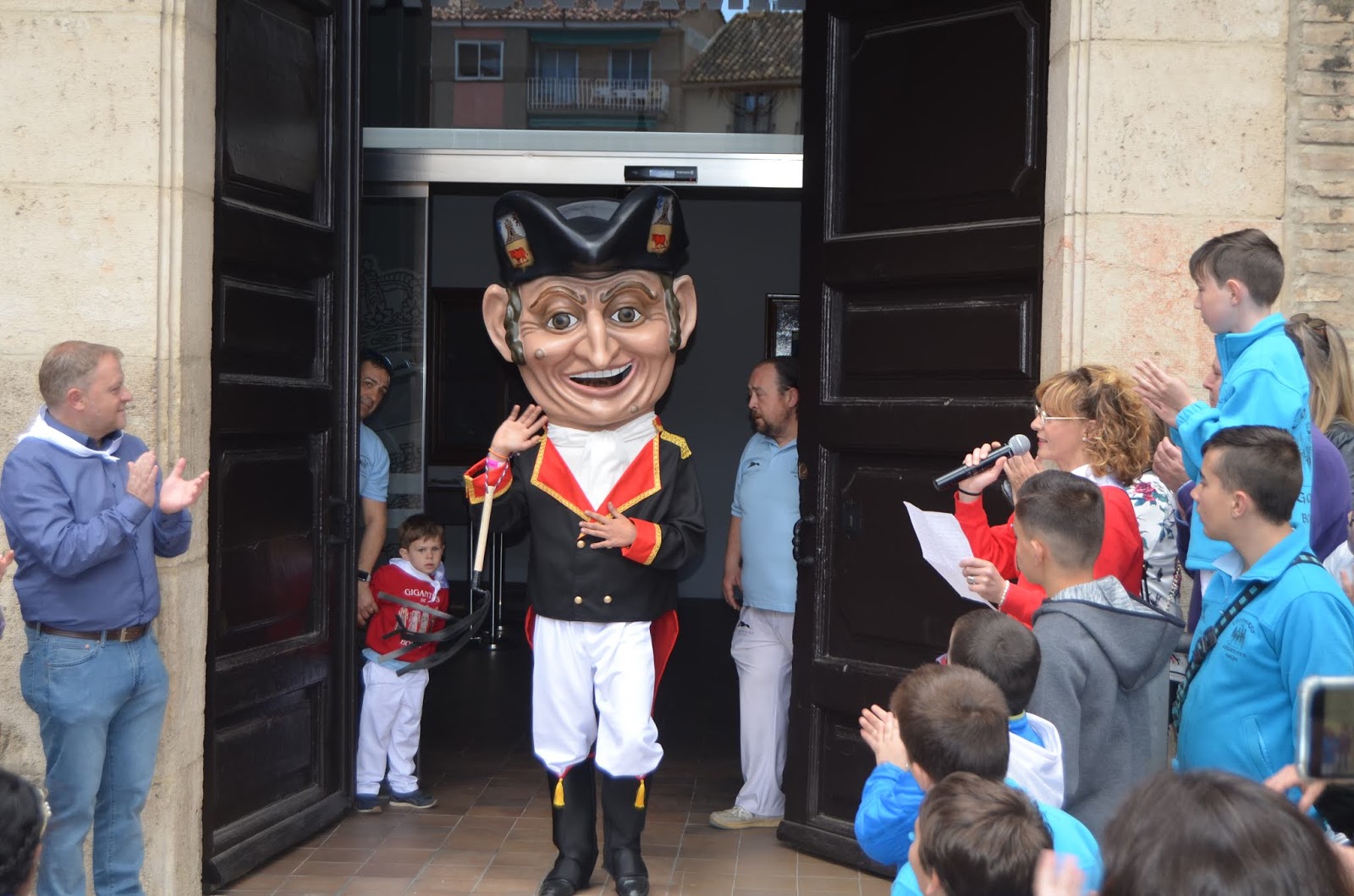 Centro de Estudios Borjanos: Presentación de los nuevos cabezudos