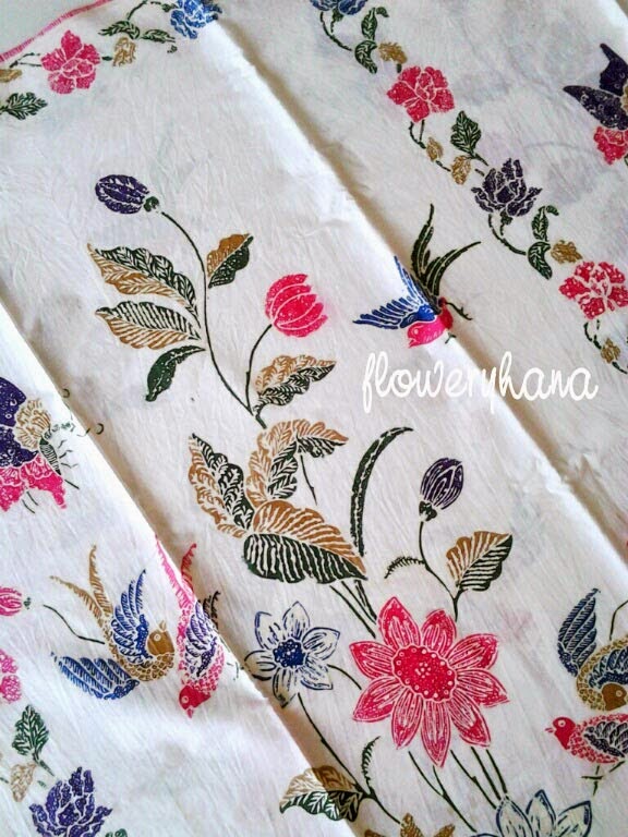 Flowery Hana Boneka Bantal Batik: Kain Batik Encim Putih