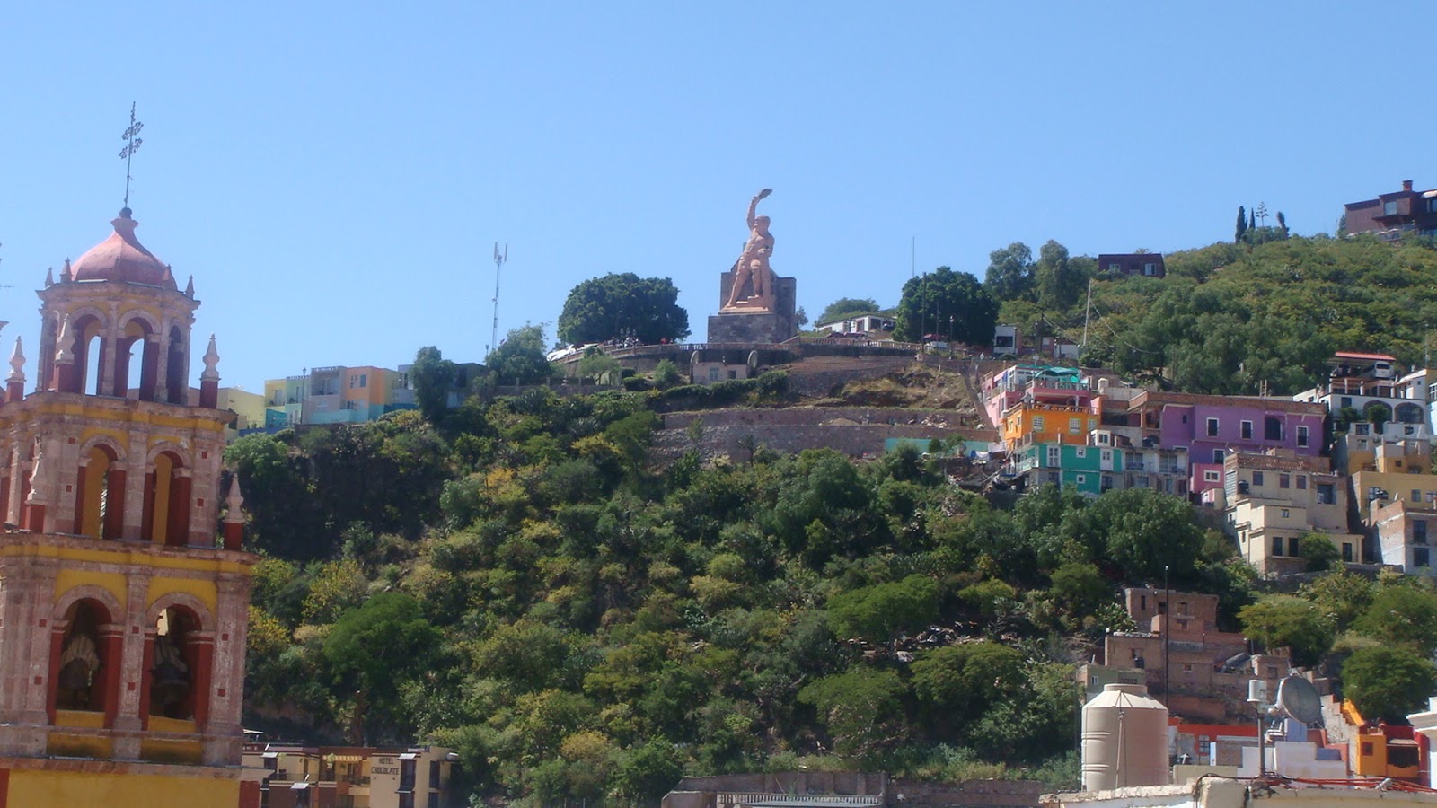 Ciudades mexicanas: El Pipila visto desde el centro de Guanajuato