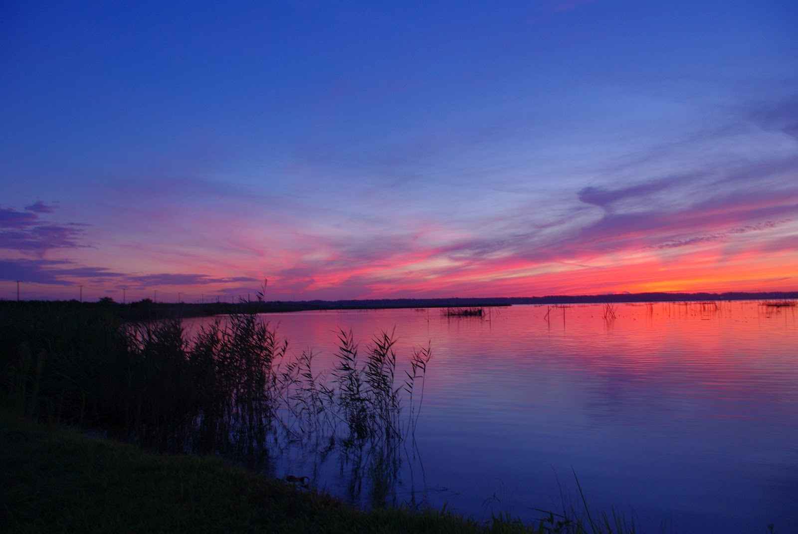 印旛沼周辺を撮っていくブログ Pictures around Inba-numa in Japan: 「朝焼けや 映える湖面に 三色旗」 8/ ...