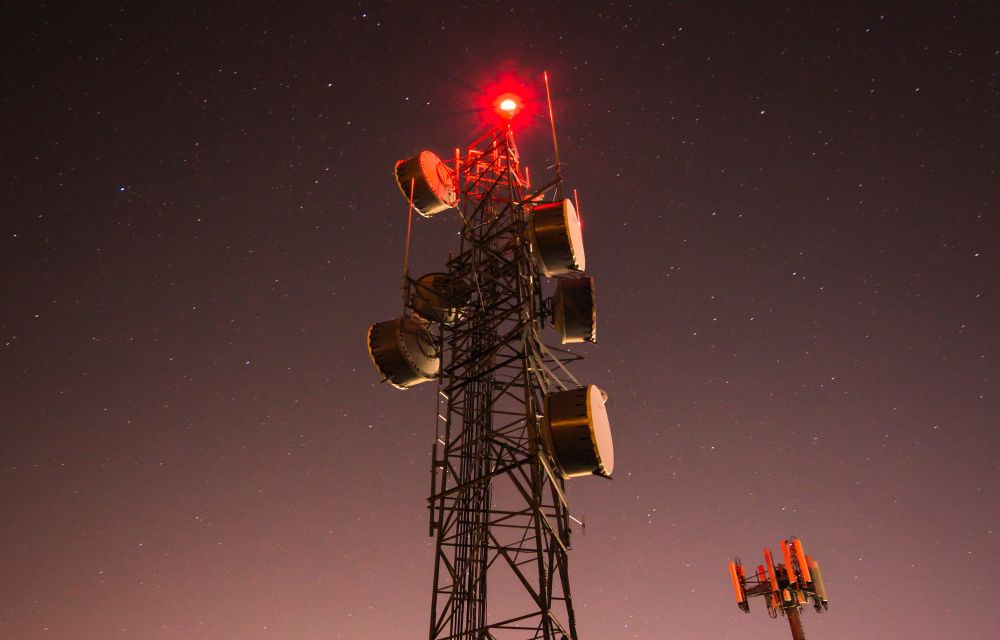 Why cell phone tower has only red colour blinking on the top of it?