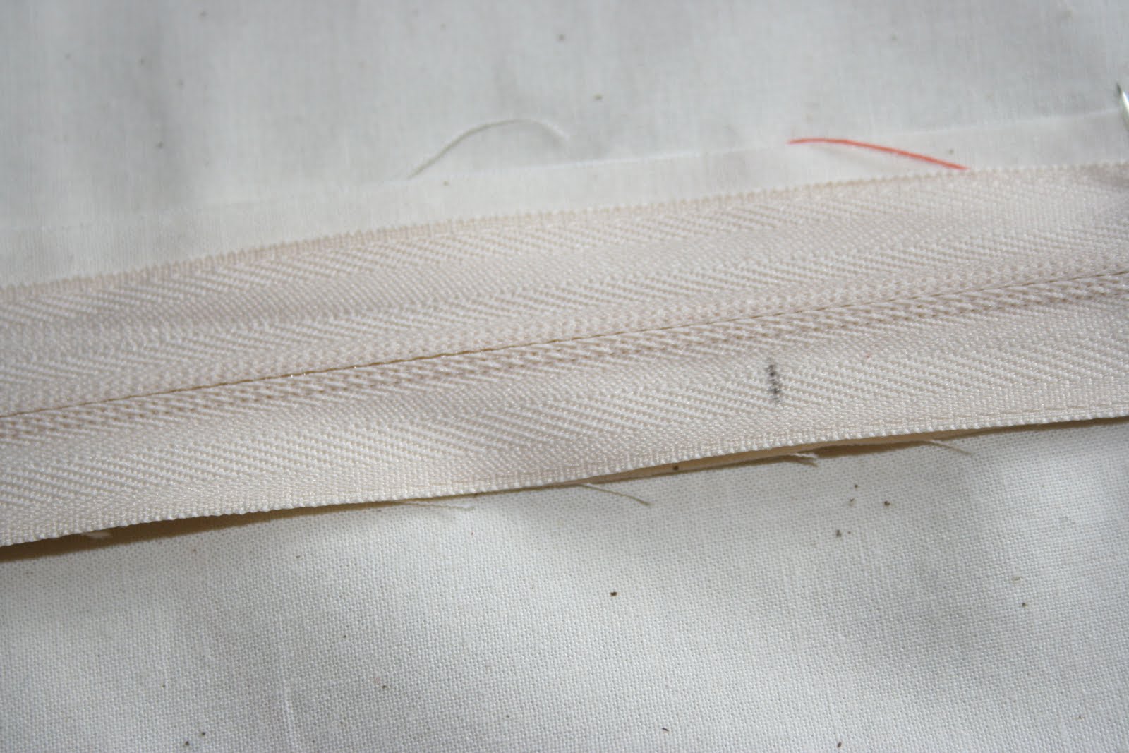 redneedle sewing: Tuesday tutorial - Hands up who loves zips!!!!!