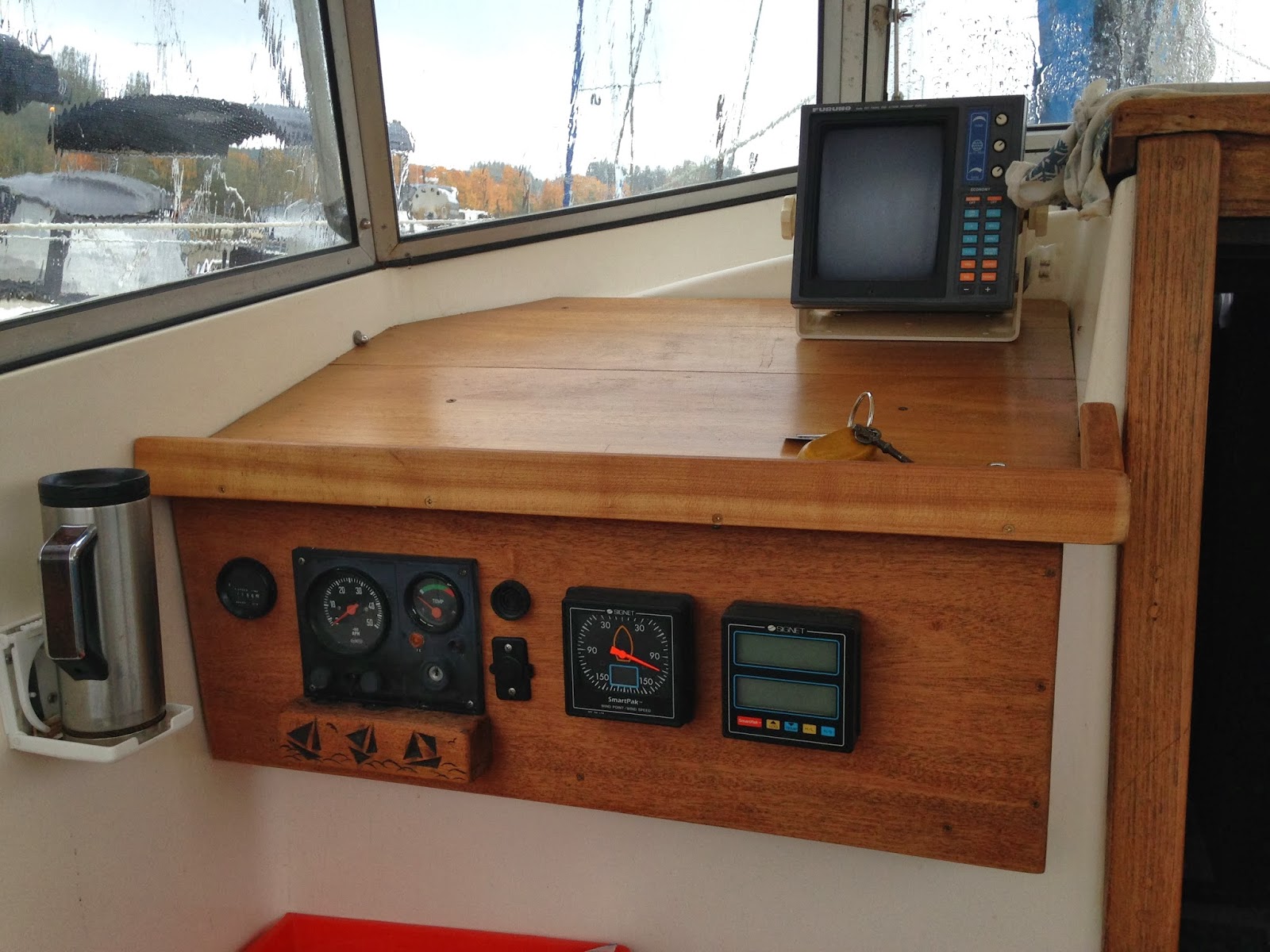 Sedna - Hallberg Rassy 35 : Chart Table and Instrument Panel
