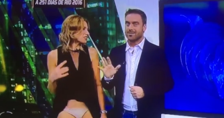 Presenter Seksi Ini Angkat Rok dan Pamer Celana Dalam ke Pemirsa ...