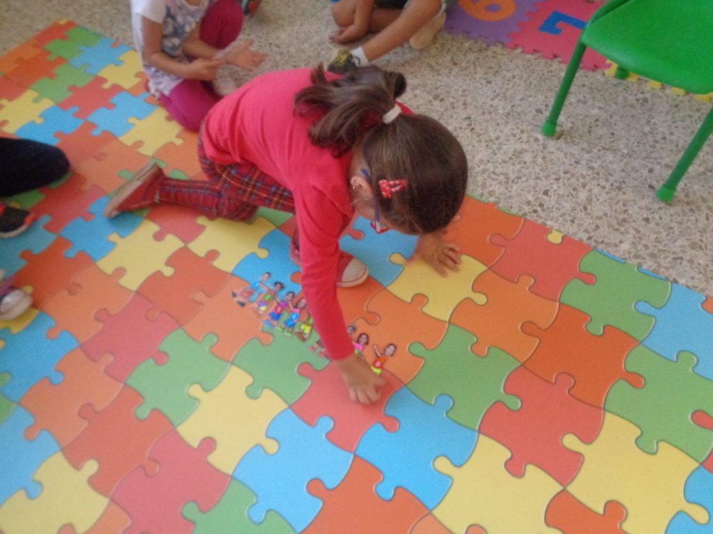 La magia de mirar: APRENDEMOS A HACER LA FILA POR ORDEN DE LISTA.