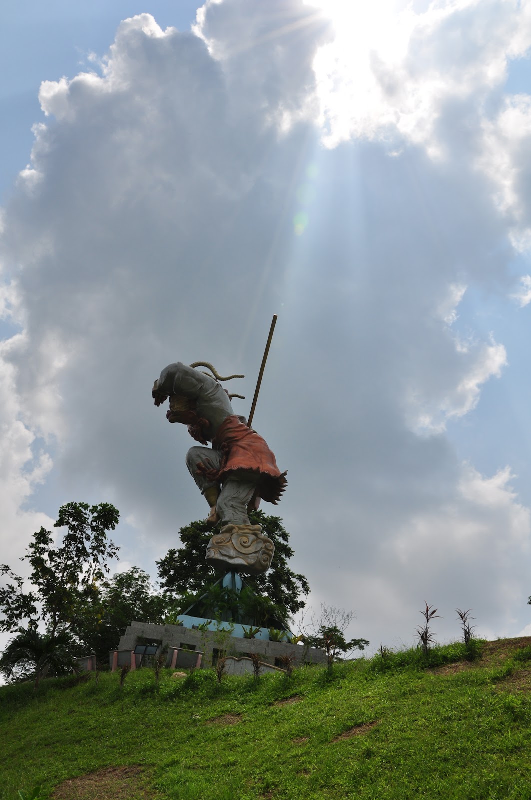 Sungai Siput Boy: Pekan Broga: Gigantic Monkey God at Sak dato Temple ...