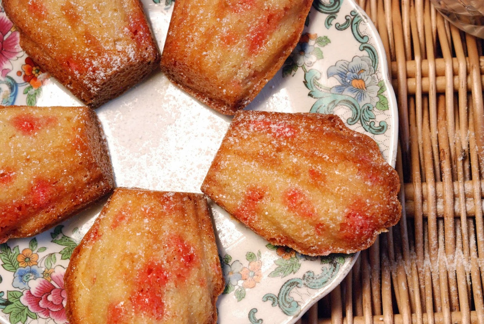 Pauline à la crème anglaise: Pink praline madeleines