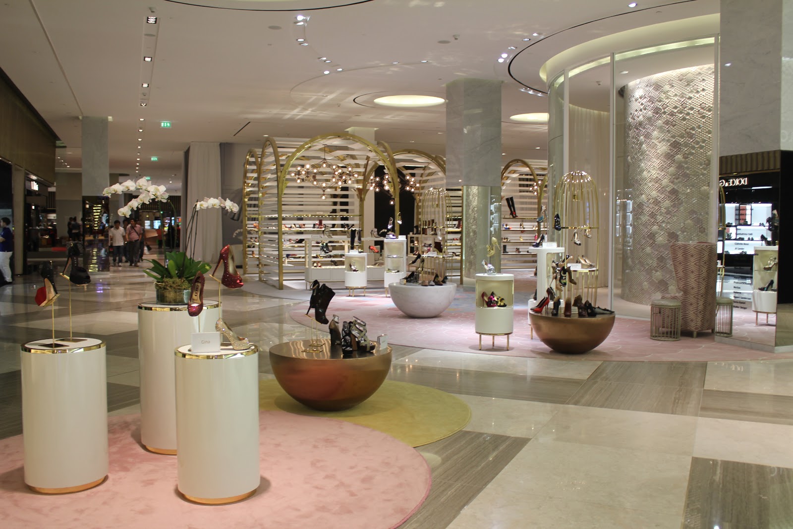 Living On The Magazines: Level Shoe District (The Dubai Mall)