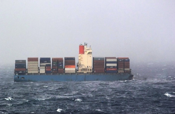 Zwitserw Maritiem: Containerschip MOL Comfort breekt in tweeën