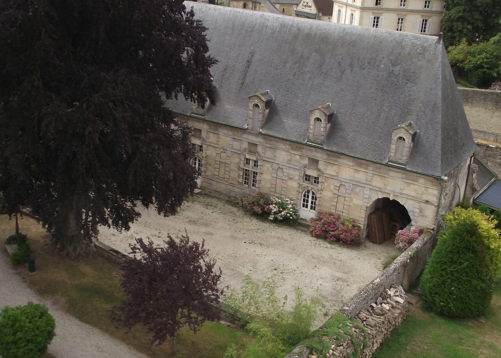 Creully sur Seulles - Fouilles dans la cour des écuries du château de ...