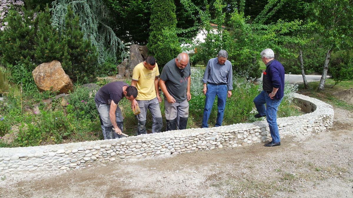 reglisse-vanille: Saint-Florent-sur-Auzonnet : Une belle murette tout ...