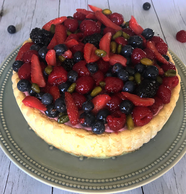 Un joli coup de fourchette...: Charlotte pistache-fruits rouges