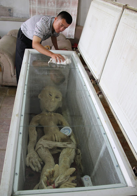 Cinta Pada Yang Satu: ADAKAH ALIEN WUJUD?...